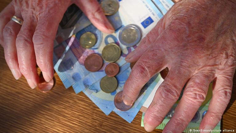 Germany: More than 3 million pensioners at risk of poverty – DW – 11/16 ...