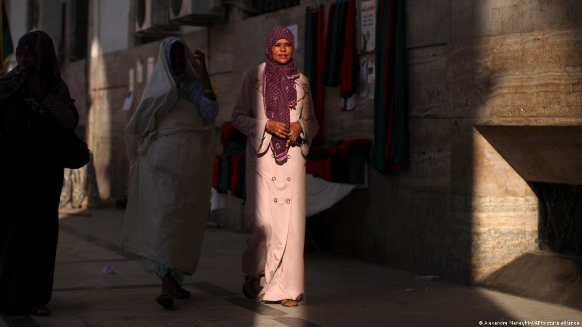 Libyen: Neue Sittenpolizei schränkt Frauenrechte massiv ein – DW – 19.11.2024