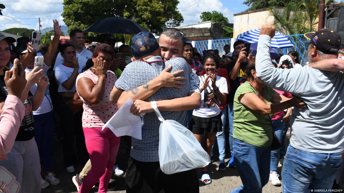 Gobierno de Venezuela libera a más de 100 ‘presos políticos’