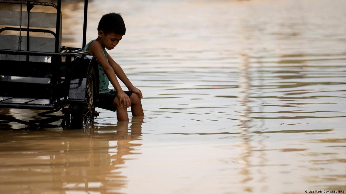 Philippines: Sixth typhoon in a month brings deadly floods – DW – 11/18 ...