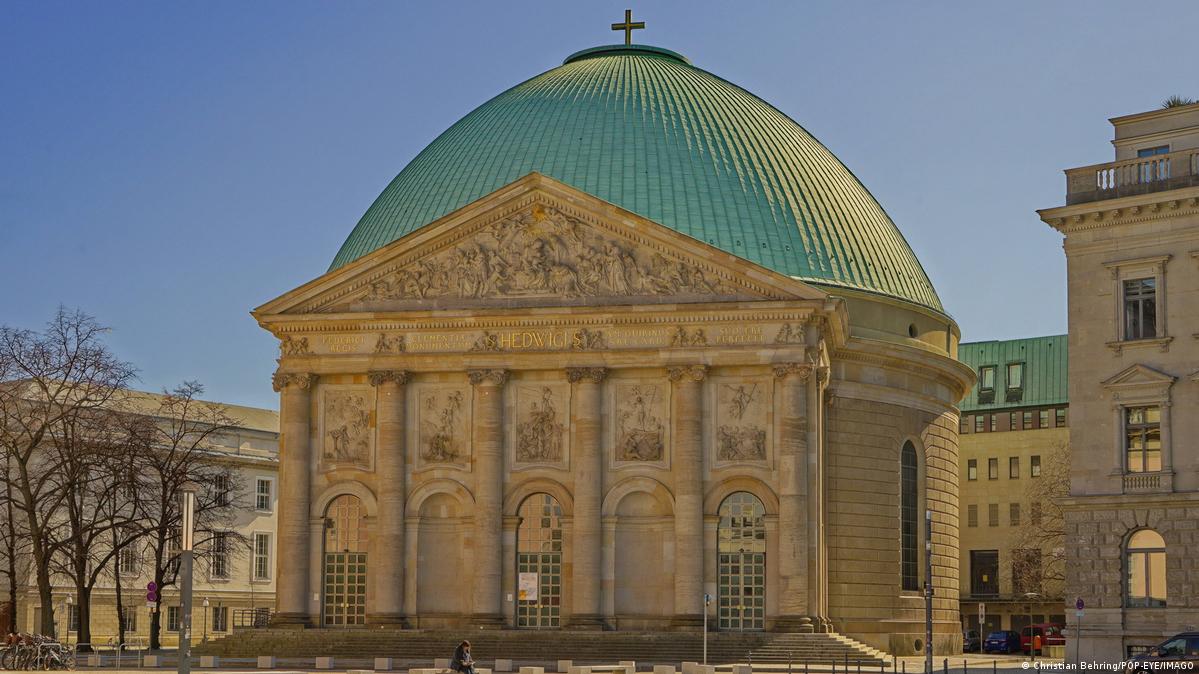 St. Hedwigs-Kathedrale - katholische Kirche zurück in Berlin