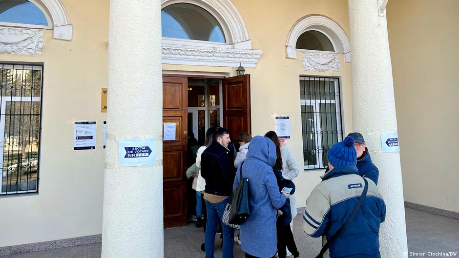 Why Moldovans backed a pro-EU candidate in Romania election – DW – 05 ...