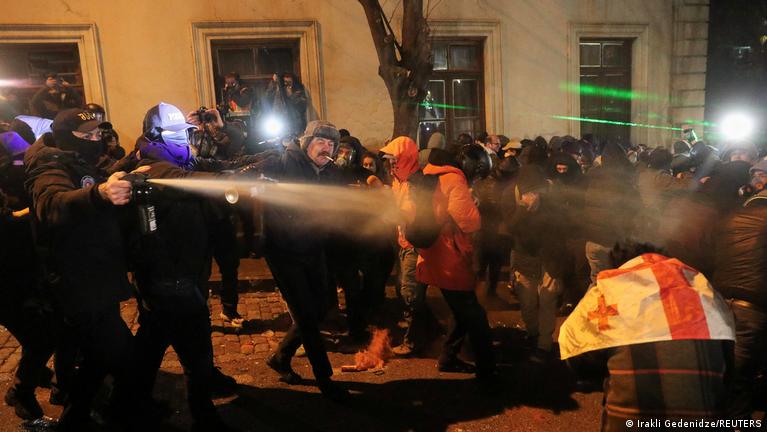 Georgia: Thousands protest after PM suspends EU entry bid – DW – 11/28/2024