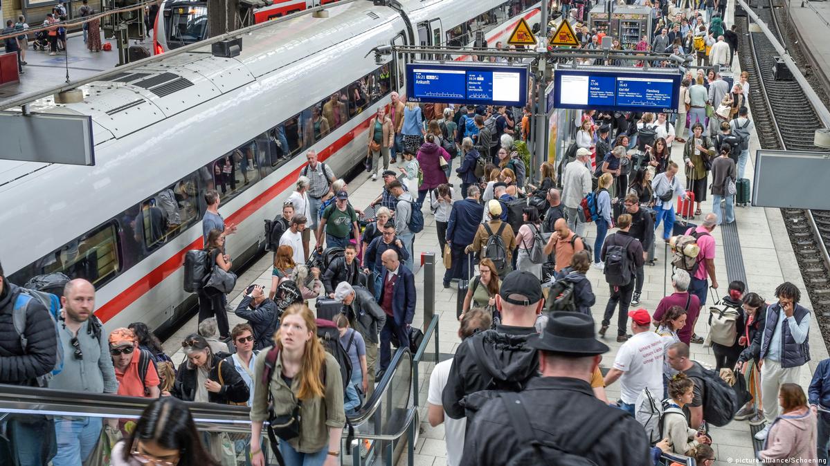 Deutsche Bahn is on track for more delays and cancellations – DW – 07 ...