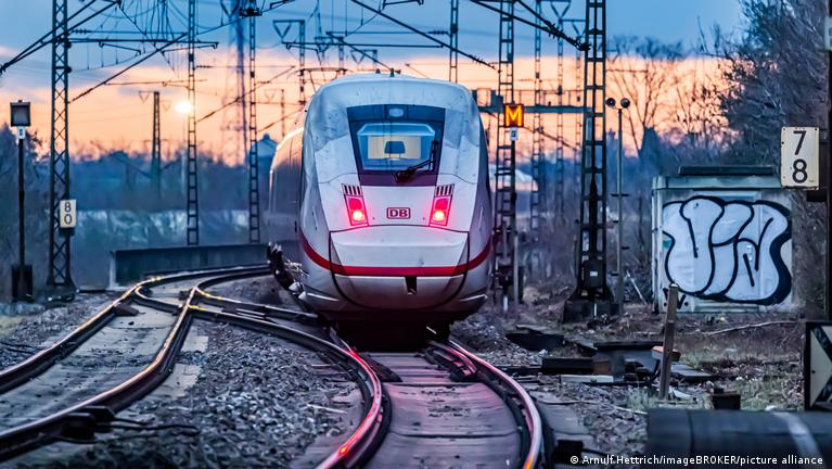Over a third of Deutsche Bahn long-distance trains late – DW – 01/04/2025