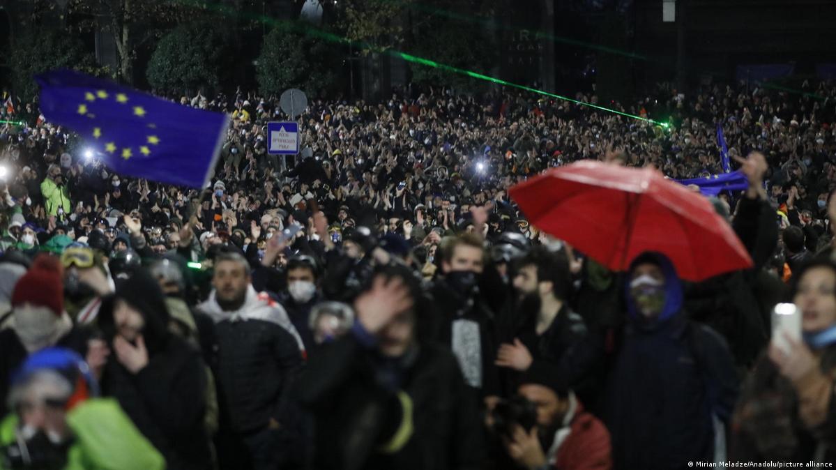 Segunda noche de protestas en Georgia con cien detenidos – DW – 30/11/2024