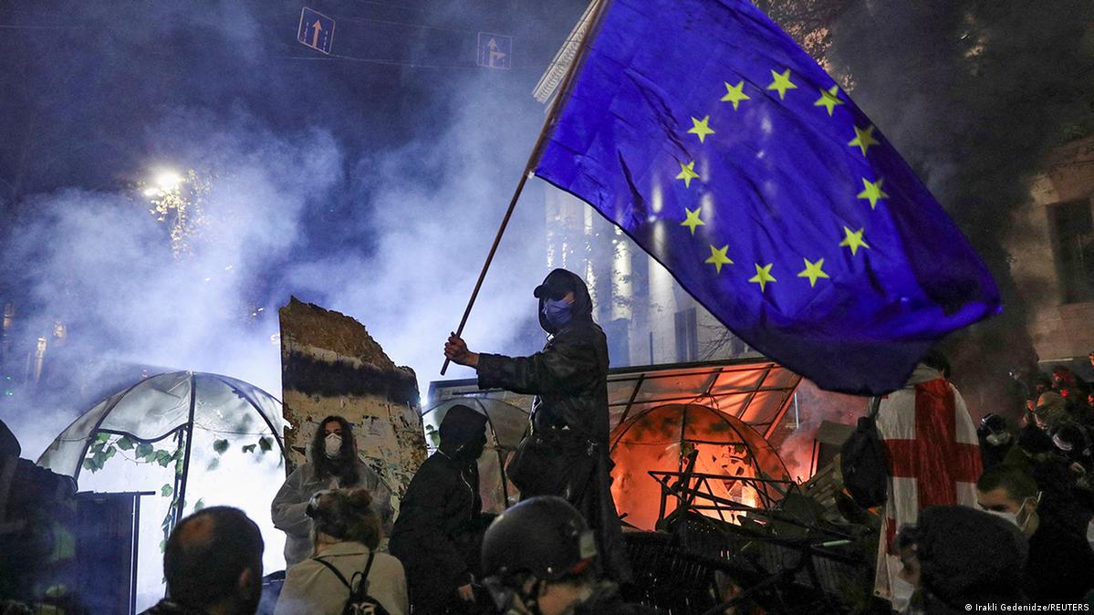 Georgia: Clashes outside parliament on third protest night – DW – 12/01 ...