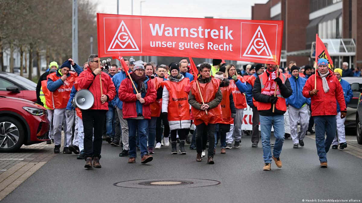 Germany: VW workers announce second strike as cuts loom