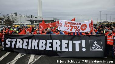 Volkswagen workers strike at factories across Germany – DW – 12/02/2024