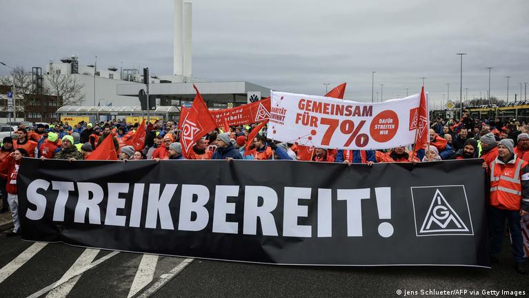Volkswagen workers strike at factories across Germany – DW – 12/02/2024