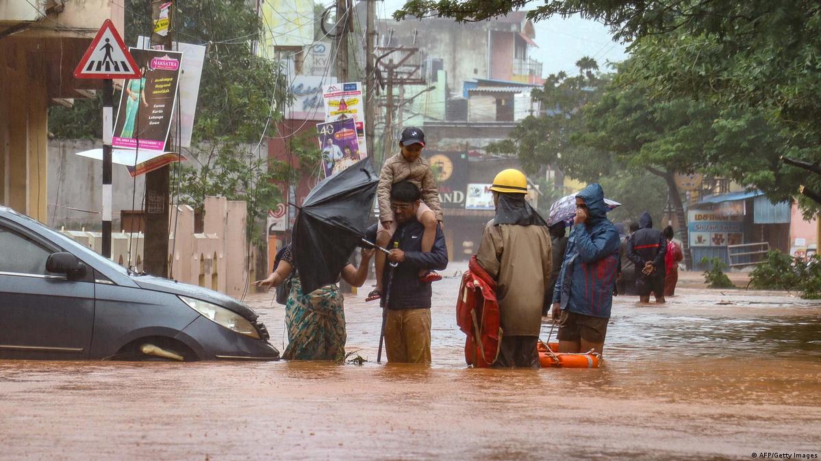 India: Several dead as cyclone Fengal brings heavy rainfall – DW – 12 ...