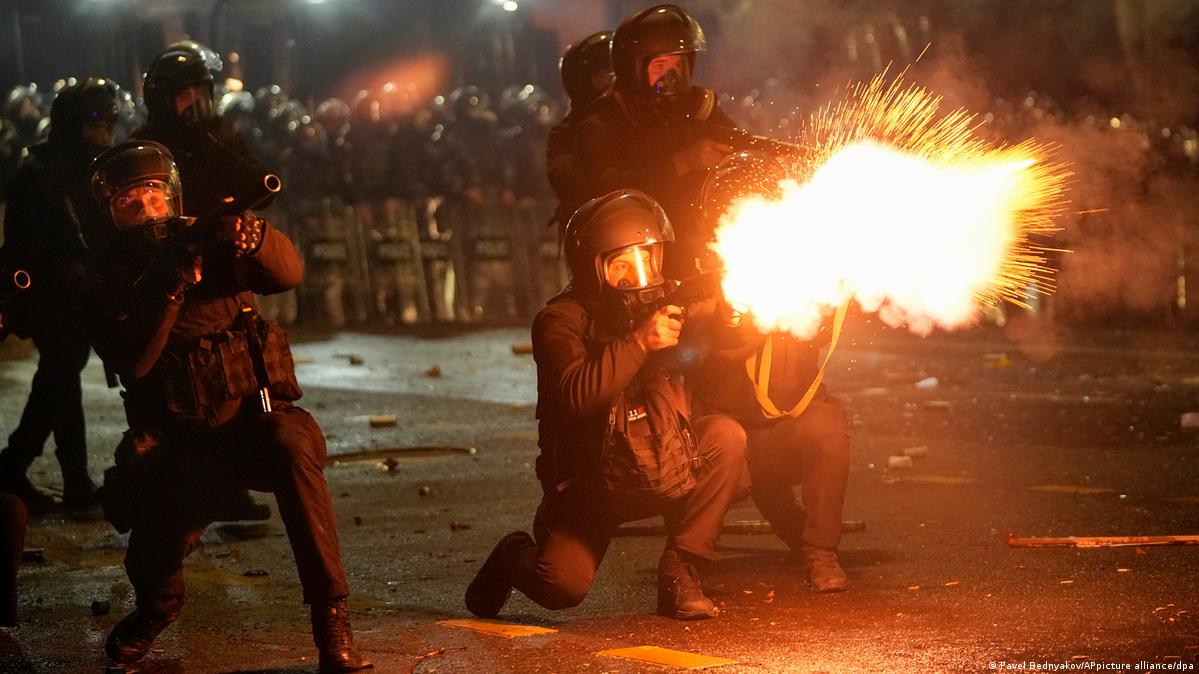 Georgia protests: What's driving the crisis? – DW – 12/04/2024