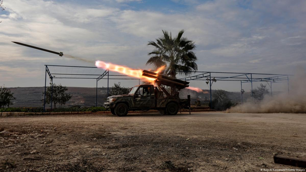 Syria: Rebels near Homs as thousands flee, monitor says