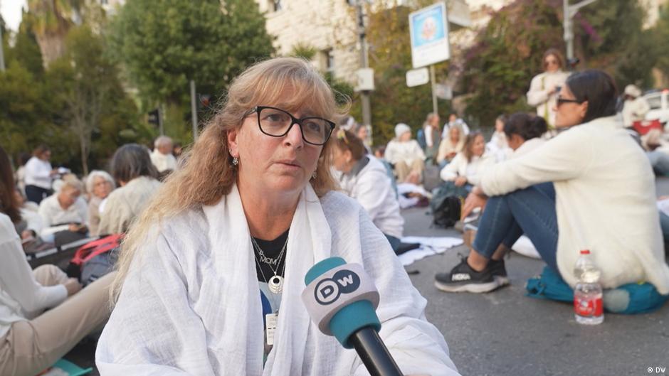 Israelis split on price for return of hostages – DW – 12/06/2024