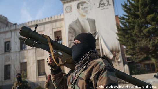 Syria updates: Assad forces lose ground on multiple fronts – DW – 12/07 ...