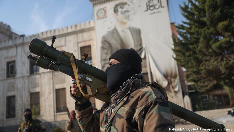 Syria updates: Assad forces lose ground on multiple fronts – DW – 12/07 ...