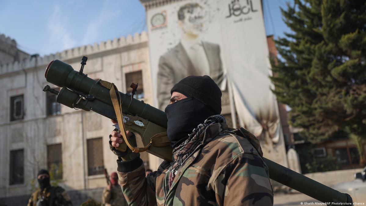 Syria updates: Assad forces lose ground on multiple fronts – DW – 12/07 ...