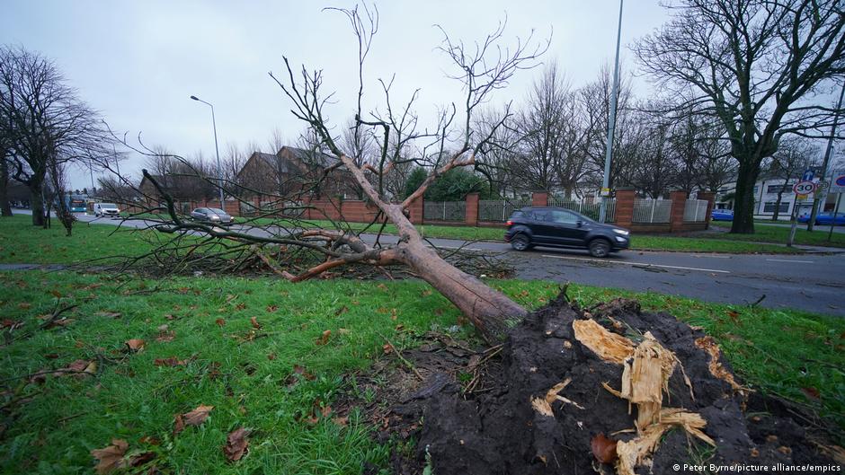 Sturm "Darragh": Alarmstufe Rot auf den britischen Inseln – DW – 07.12.2024