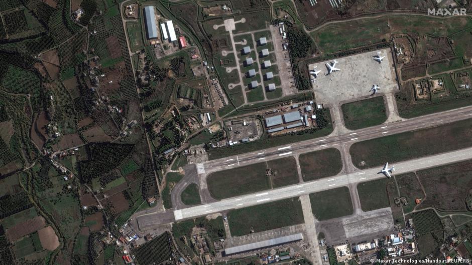 SOHR: Тысячи алавитов укрылись от насилия на базе в Хмеймиме – DW – 13. ...