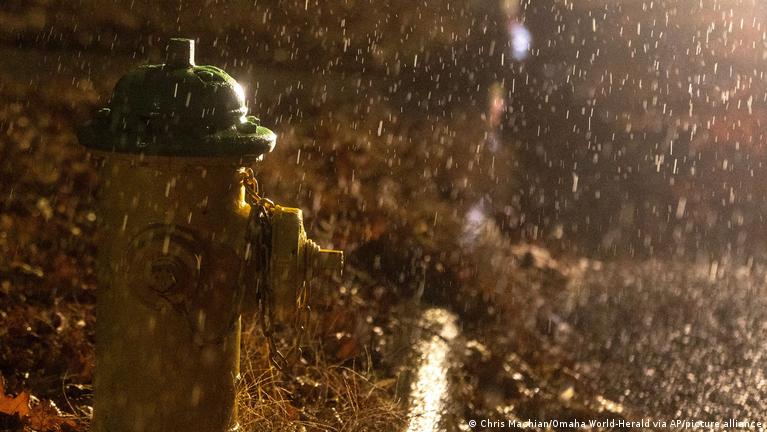 US: Ice storm hits Iowa, Nebraska, causes interstate closure – DW – 12 ...