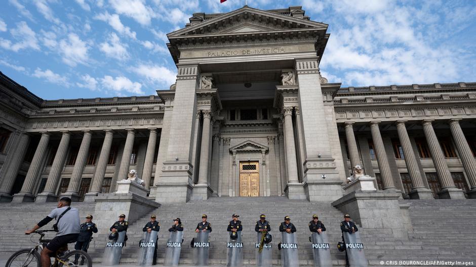 Suprema de Perú confirma prisión preventiva a Pedro Castillo – DW – 24 ...