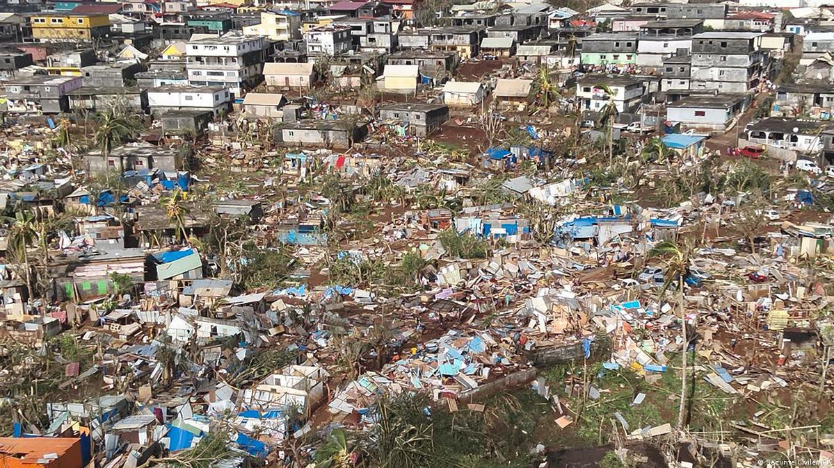 French President Macron vows to visit cyclone-hit Mayotte – DW – 12/17/2024
