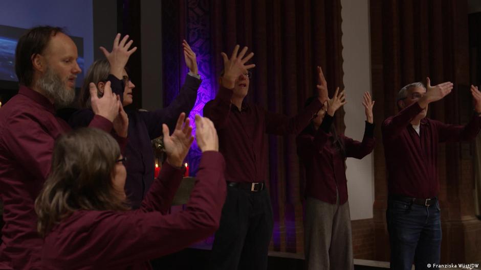 Berlin choir brings Christmas spirit through sign language – DW – 12/23 ...
