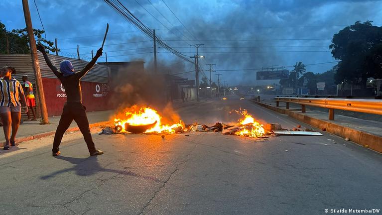 Mozambique: Over 1,500 inmates escape Maputo jail after riot – DW – 12 ...