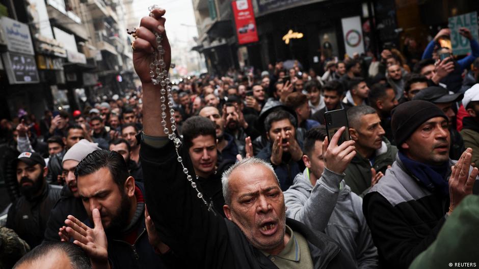 Syria: Hundreds protest over Christmas tree burning — report – DW – 12 ...