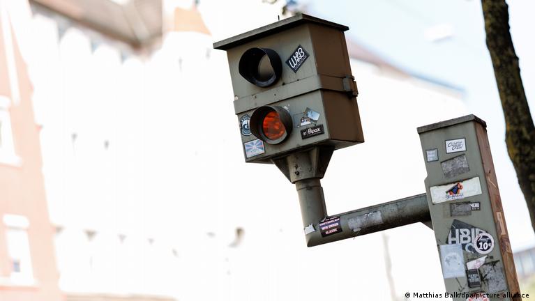 Rekord w Niemczech. Fotoradar złapał ją sto razy – DW – 13.03.2025