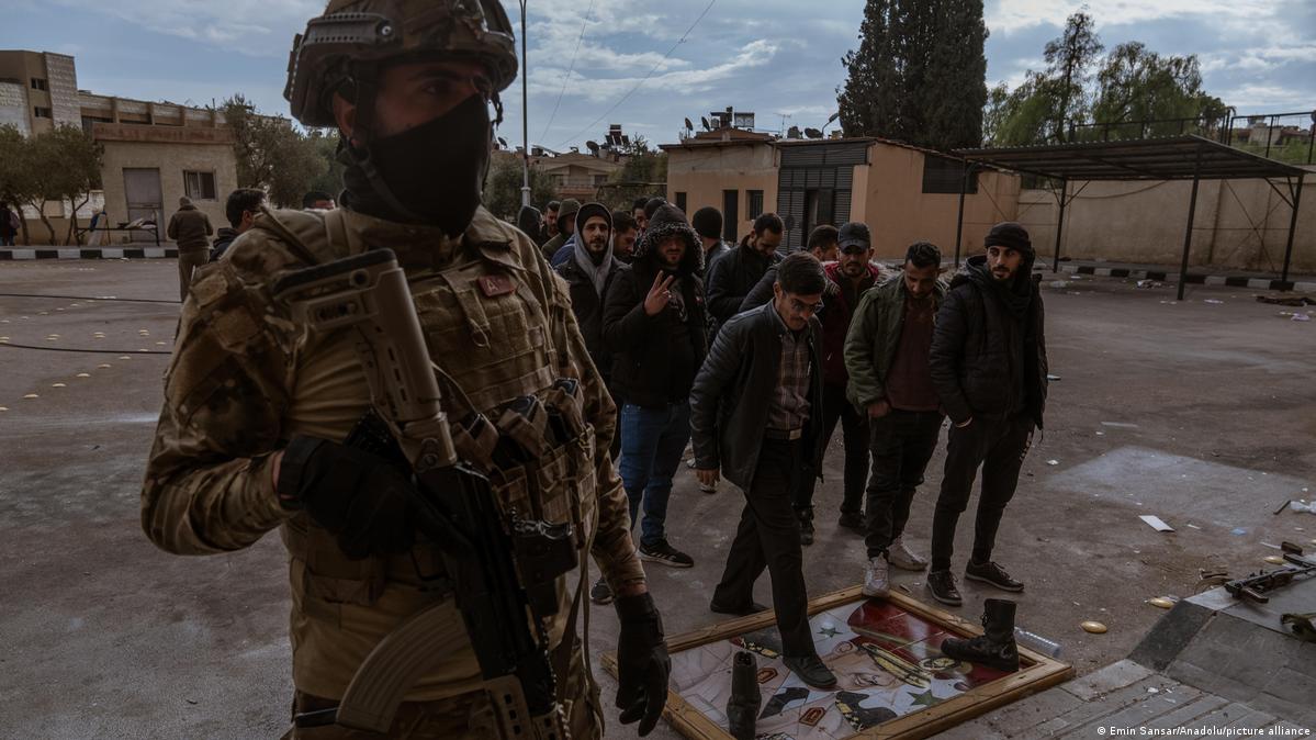 Blutiger Widerstand von Assad-Sympathisanten in Syrien – DW – 26.12.2024