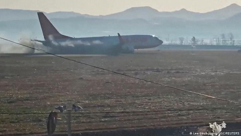 South Korea: Embankment in focus in Jeju Air crash probe – DW – 12/31/2024