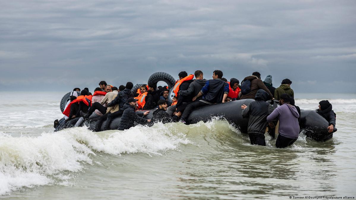 UK channel crossings surge by 25% in 2024 – DW – 01/02/2025
