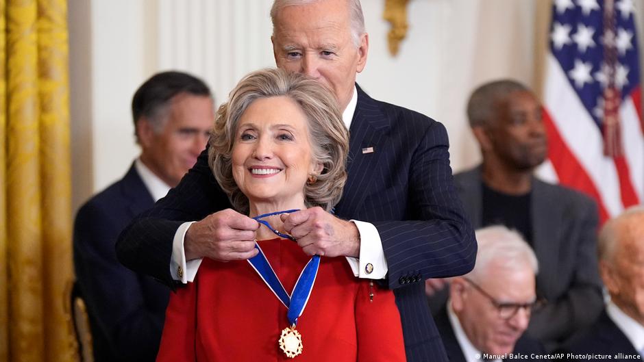 Biden honors 19 with Presidential Medal of Freedom – DW – 01/05/2025