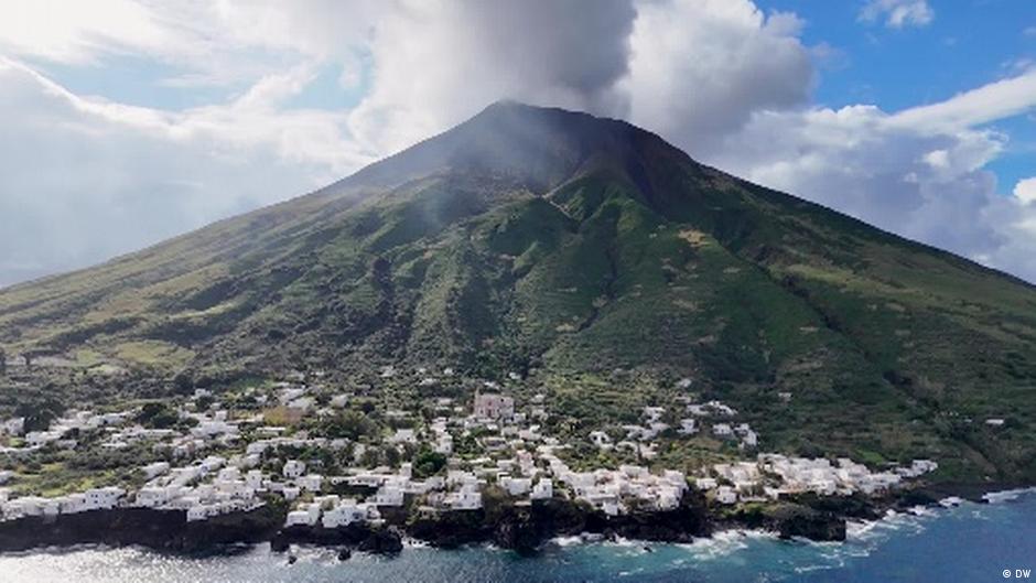 Will Italy's Stromboli Island survive floods and volcanoes? – DW – 02 ...