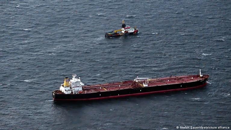 Russian 'shadow fleet' oil tanker towed to German port – DW – 01/12/2025