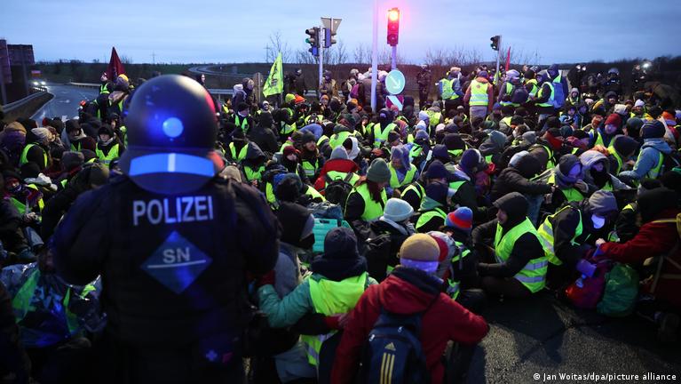 Germany: Thousands protest AfD party conference in Saxony – DW – 01/11/2025
