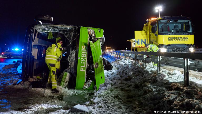 Germany: 2 dead in Flixbus crash on autobahn – DW – 01/11/2025