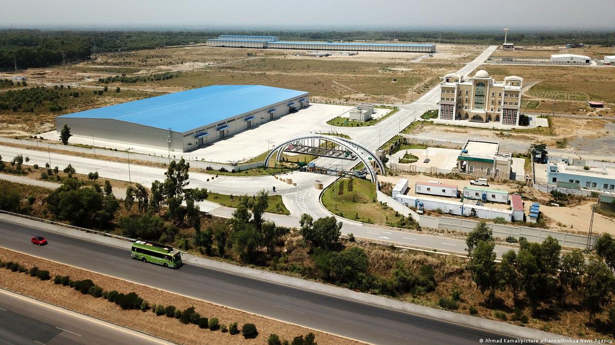 China, Pakistan agree to 'upgrade' CPEC cooperation – DW – 01/12/2025