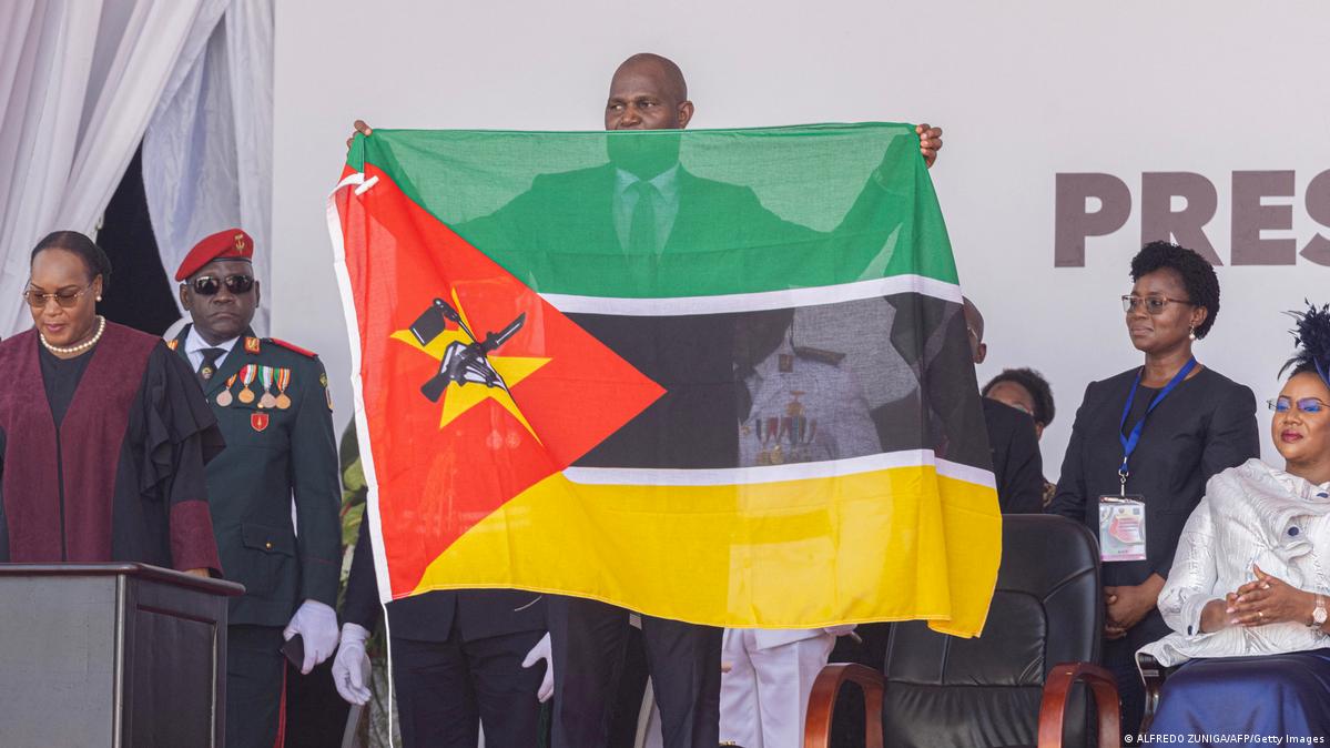 Membros da FRELIMO saúdam Chapo em Maputo