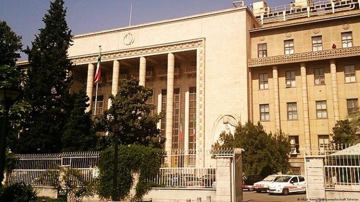 Iran: Two judges shot dead outside Supreme Court in Tehran – DW – 01/18 ...