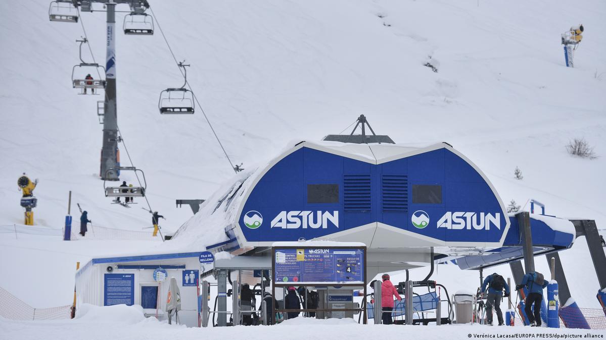 Spain: Ski lift incident injures dozens, two seriously – DW – 01/18/2025