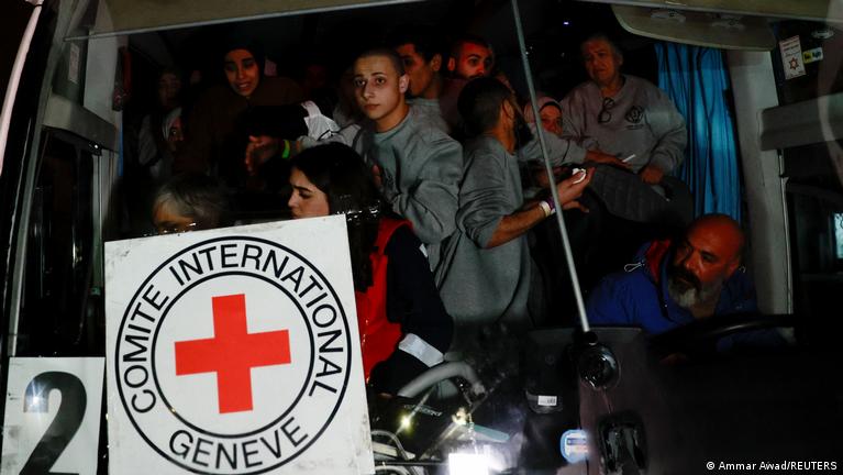 Israel liberta 90 palestinos em acordo de cessar-fogo – DW – 20/01/2025