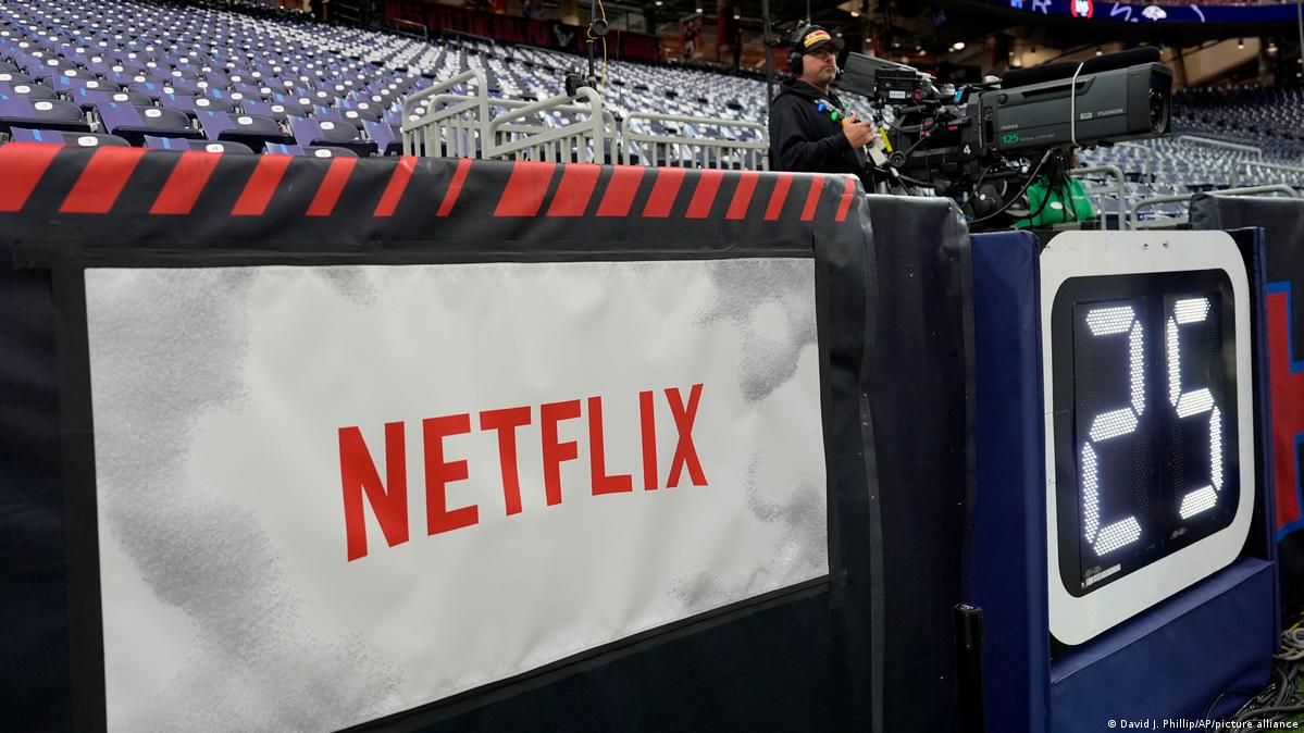 Why Netflix is going big on live sports with the NFL and WWE – DW – 01 ...