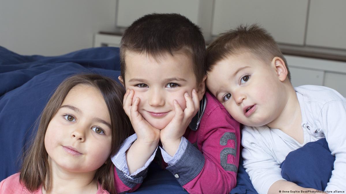 Hijos del medio son "mejores personas" que sus hermanos