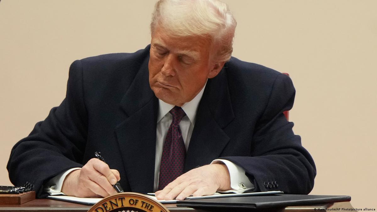 Trump orders US exit from Paris climate agreement and WHO – DW – 01/21/2025