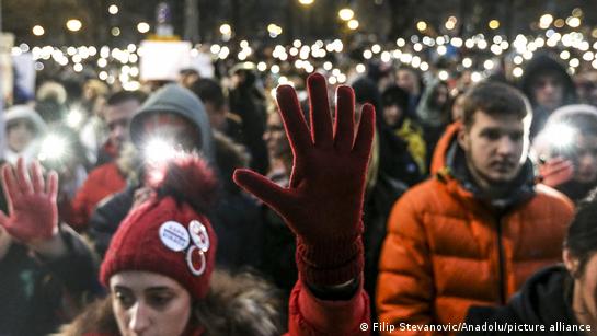 Protesti u Srbiji: „Kosmopolitizam naspram primitivizma“ – DW – 23. 1 ...