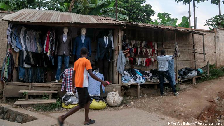 En RDC, après les fêtes, les Kinois se serrent la ceinture – DW – 22/01 ...