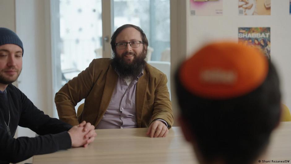 German Jews face AfD, antisemitism 80 years after Holocaust – DW – 01 ...