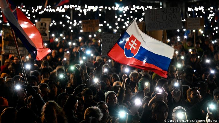 Slovakia's peaceful anti-government protests grow nationwide – DW – 01 ...